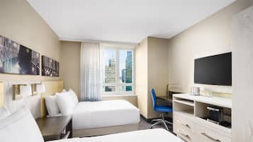 Quarto, 2 camas de casal, para não fumantes, vista para a cidade | Cofres nos quartos, escrivaninha, espaço de trabalho para notebook