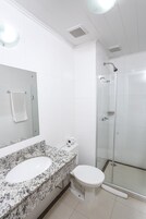 Chuveiro, secador de cabelo (mediante solicitação), toalhas de banho 