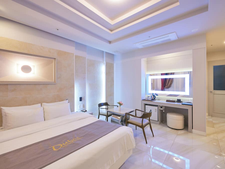 Quarto casal standard | Cofres nos quartos, quartos à prova de som, Wi-Fi de cortesia