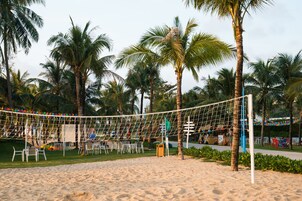 Perto da praia, guarda-sóis, toalhas de praia 