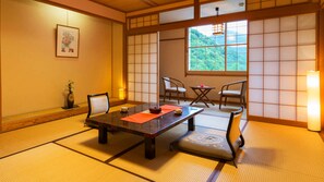 Quarto Tradicional (10 Tatami-mats) | Cofre no quarto, secretária, camas desdobráveis/extra grátis 