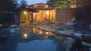 Fachada do alojamento (tarde/noite)