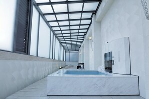 Quarto Quádruplo Royal | Casa de banho | Um polibã e uma banheira separados, um chuveiro fixo 