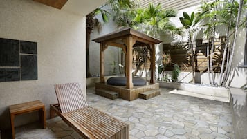 Terraço com espreguiçadeiras