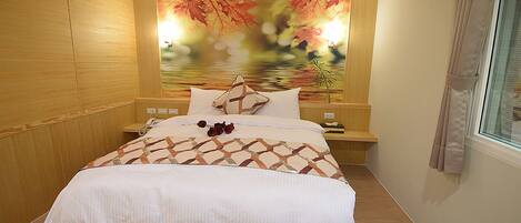 Quarto de hotel com cama grande, painéis de madeira, pintura pendurada na parede e mesa de cabeceira com abajur.