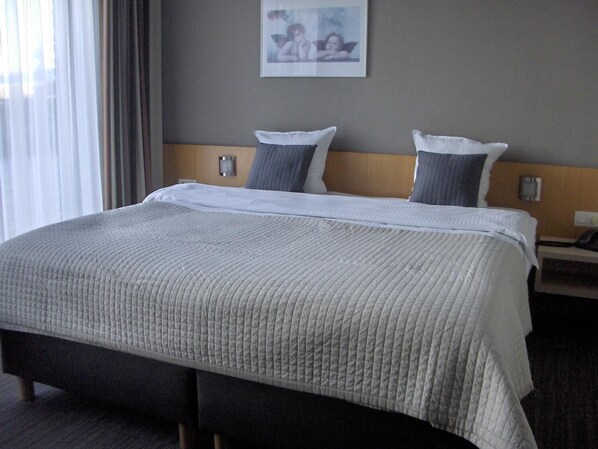 Cofres nos quartos, escrivaninha, ferros/tábuas de passar roupa