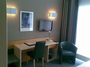 Cofres nos quartos, escrivaninha, ferros/tábuas de passar roupa