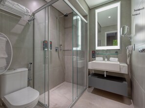 Casa de banho | Um polibã, artigos de higiene pessoal grátis, um secador de cabelo 