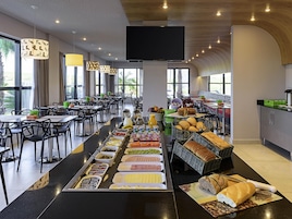 Café da manhã, almoço e jantar; local e internacional