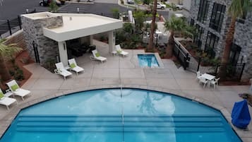 Piscina externa sazonal, funciona das 8h às 23h, espreguiçadeiras
