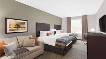 Quarto, várias camas, não fumadores | Cofre no quarto, secretária, ferro/tábua de engomar