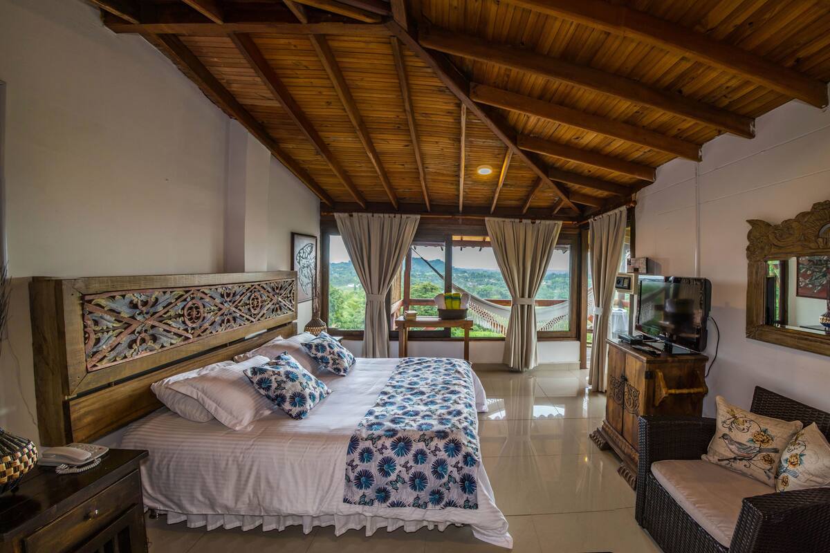 Quarto Superior, 1 cama king-size, lareira, vista para a montanha | Roupa de alta qualidade, camas de colchão Select Comfort, minibar 