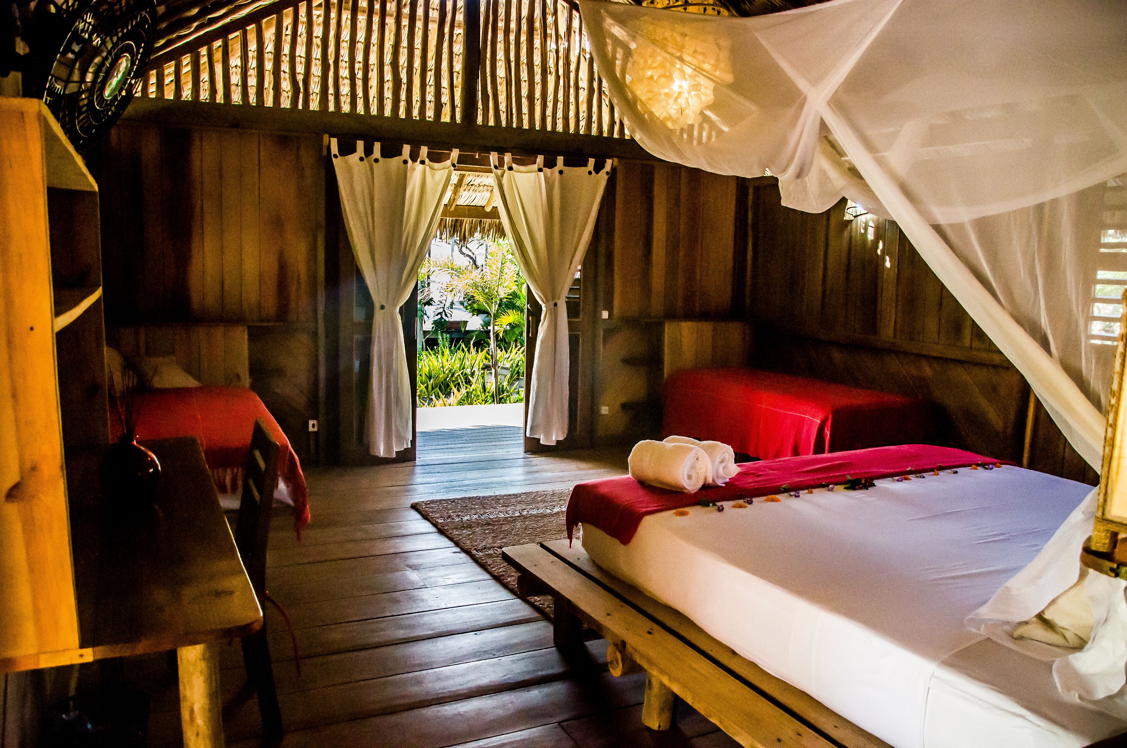 Minibar, cofre no quarto, secretária 