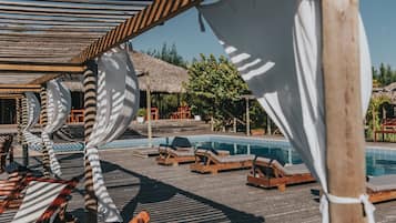 Piscina exterior, da(s) 9:00 à(s) 22:00, espreguiçadeiras