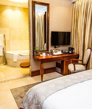 Quarto Duplo de Luxo | Roupa de alta qualidade, minibar, cofre no quarto, secretária 