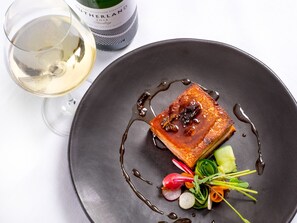 Pequenos-almoços servidos, cozinha local e internacional 