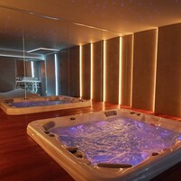 Sauna seca, banheira de hidromassagem, banho turco/hammam
