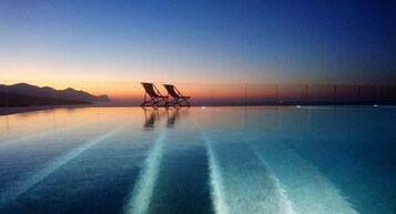 Piscina externa, funciona das 9h às 19h, guarda-sóis, espreguiçadeiras