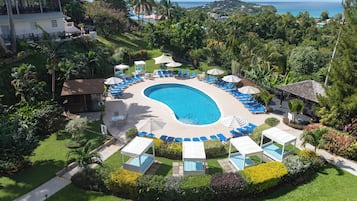 Piscina exterior, espreguiçadeiras