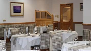 Pequenos-almoços e jantares servidos, incluindo cozinha britânica
