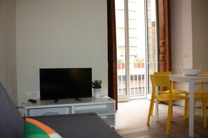 Suite-Estúdio Deluxe, 1 quarto, Vista para a cidade | Sala de estar | Televisor LCD 