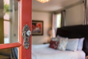 Quarto Signature, 1 cama king-size, casa de banho privativa | Roupa de alta qualidade, ferro/tábua de engomar, Wi-fi grátis 