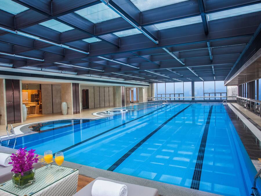 Piscina interna, funciona das 7h30 às 9h30, espreguiçadeiras