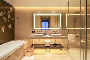 Suite Deluxe, 1 cama king-size | Casa de banho | Artigos de higiene pessoal grátis, toalhas fornecidas 