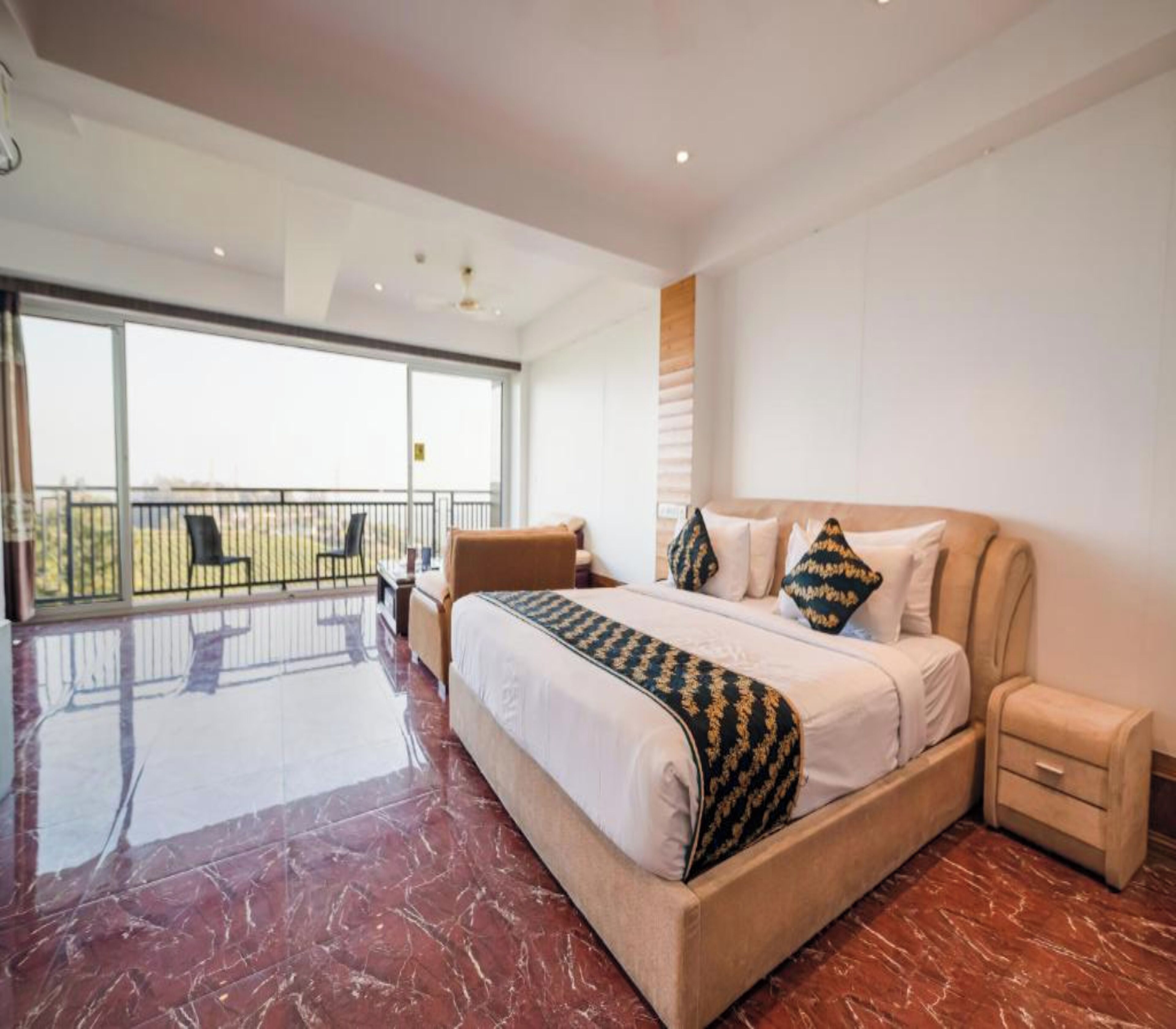 Suite-Estúdio Club | Minibar, cofre no quarto, quartos insonorizados, ferro/tábua de engomar 