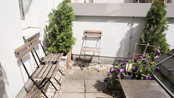 Apartamento Deluxe em Condomínio Fechado, 3 quartos, pátio, em frente à praia | 3 quartos, secretária, quartos insonorizados, ferro/tábua de engomar