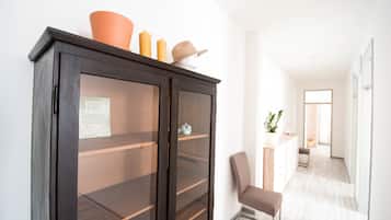 Apartamento Deluxe em Condomínio Fechado, 3 quartos, pátio, em frente à praia | 3 quartos, secretária, quartos insonorizados, ferro/tábua de engomar