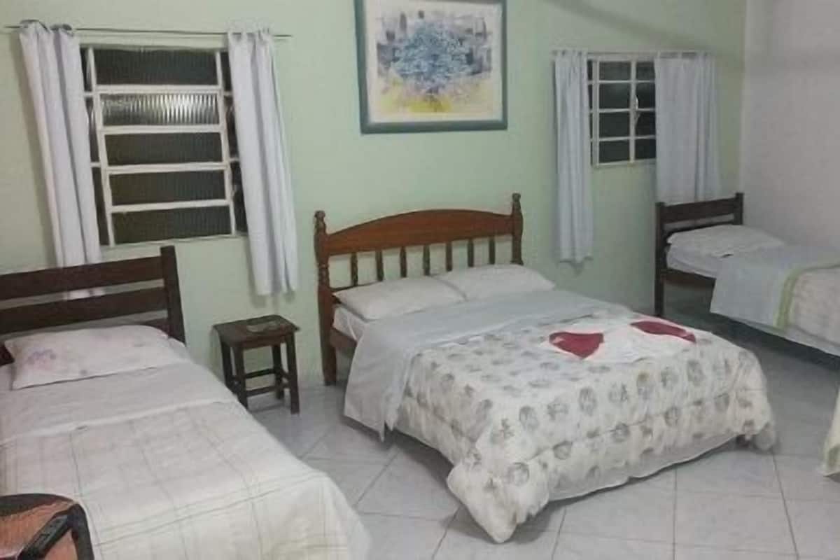 Minibar, cortinas/cortinados opacos, Wi-fi grátis