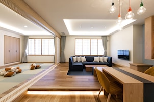Quarto Familiar (Japanese Western Style) | Cofre no quarto, cortinas/cortinados opacos, ferro/tábua de engomar 