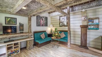 Traditional Queen Loft (Summit) | Sala | Televisor de ecrã plano de 32 polegadas com canais digitais, televisor