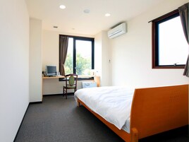 Cofres nos quartos, escrivaninha, espaço de trabalho para notebook