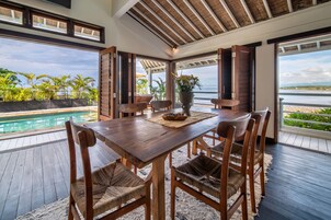 Suite Presidencial, piscina privativa, vista para o oceano | Sala de estar | Smart TV de 43 polegadas com canais por cabo