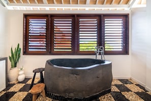 Suite Presidencial, piscina privativa, vista para o oceano | Casa de banho | Artigos de higiene ecológicos, um secador de cabelo (mediante pedido) 
