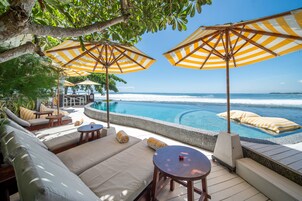 Piscina externa, espreguiçadeiras