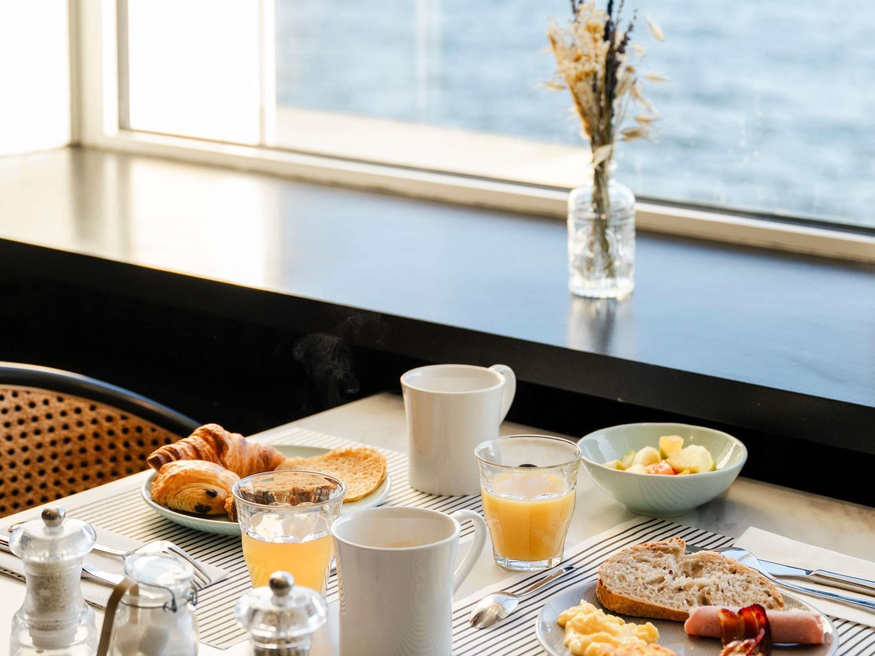 Café da manhã com buffet todos os dias mediante uma taxa