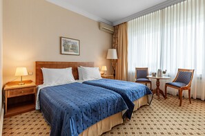 Frigobar, cofres nos quartos, escrivaninha, cortinas blackout