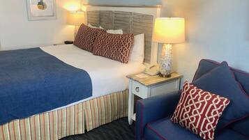 Quarto luxo, 1 cama King | Roupas de cama premium, cortinas blackout, ferros/tábuas de passar roupa