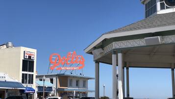Uma cidade costeira com uma placa de destaque para 'Gollie's Salt Water Taffy'.