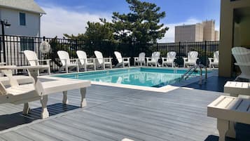 Piscina externa sazonal, funciona das 10h às 21h, espreguiçadeiras