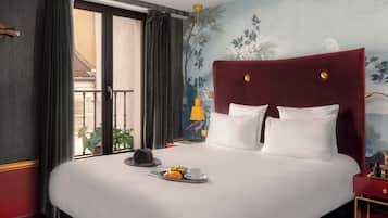Chambre Double Deluxe (Snob) | Cofre no quarto, com decoração personalizada, secretária