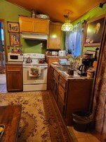 Quarto, casa de banho privativa (Detached bungalow) | Cozinha privada | Um frigorífico, um micro-ondas, um forno, uma placa de cozinha 