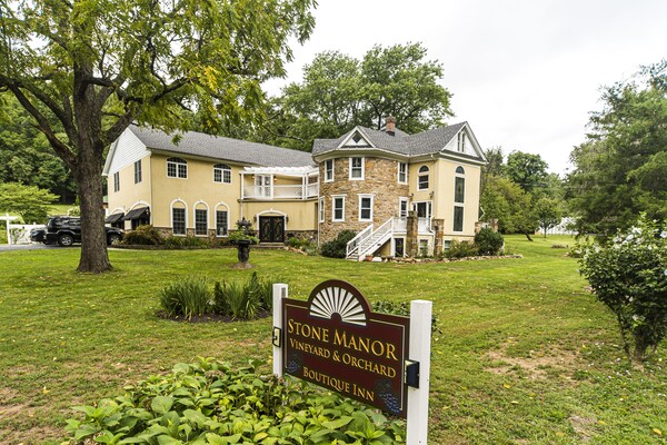 Stone Manor Boutique Inn - Leesburg, VA