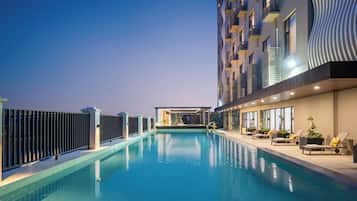 Piscina exterior sazonal, da(s) 9:00 à(s) 21:00, guarda-sóis