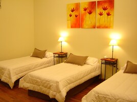 Quarto triplo standard | Frigobar, cofres nos quartos, individualmente decorados
