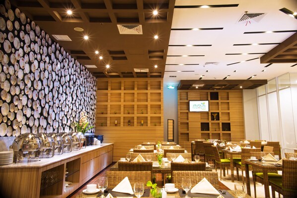 Café da manhã, almoço e jantar; culinária internacional 