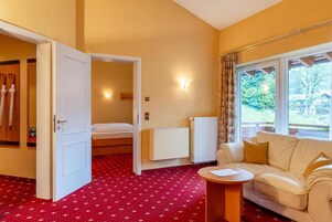 Suite, varanda, vista para a montanha | Sala de estar